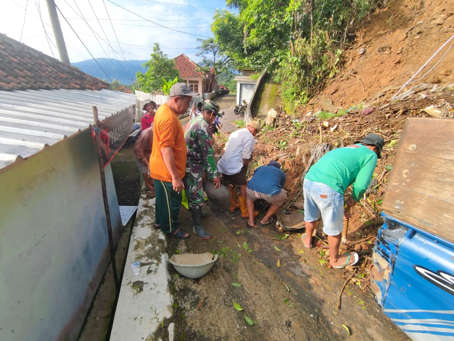 Tertimbun Longsor, Jalan Calingcing Akhirnya Terbuka Berkat Aksi Kompak ...